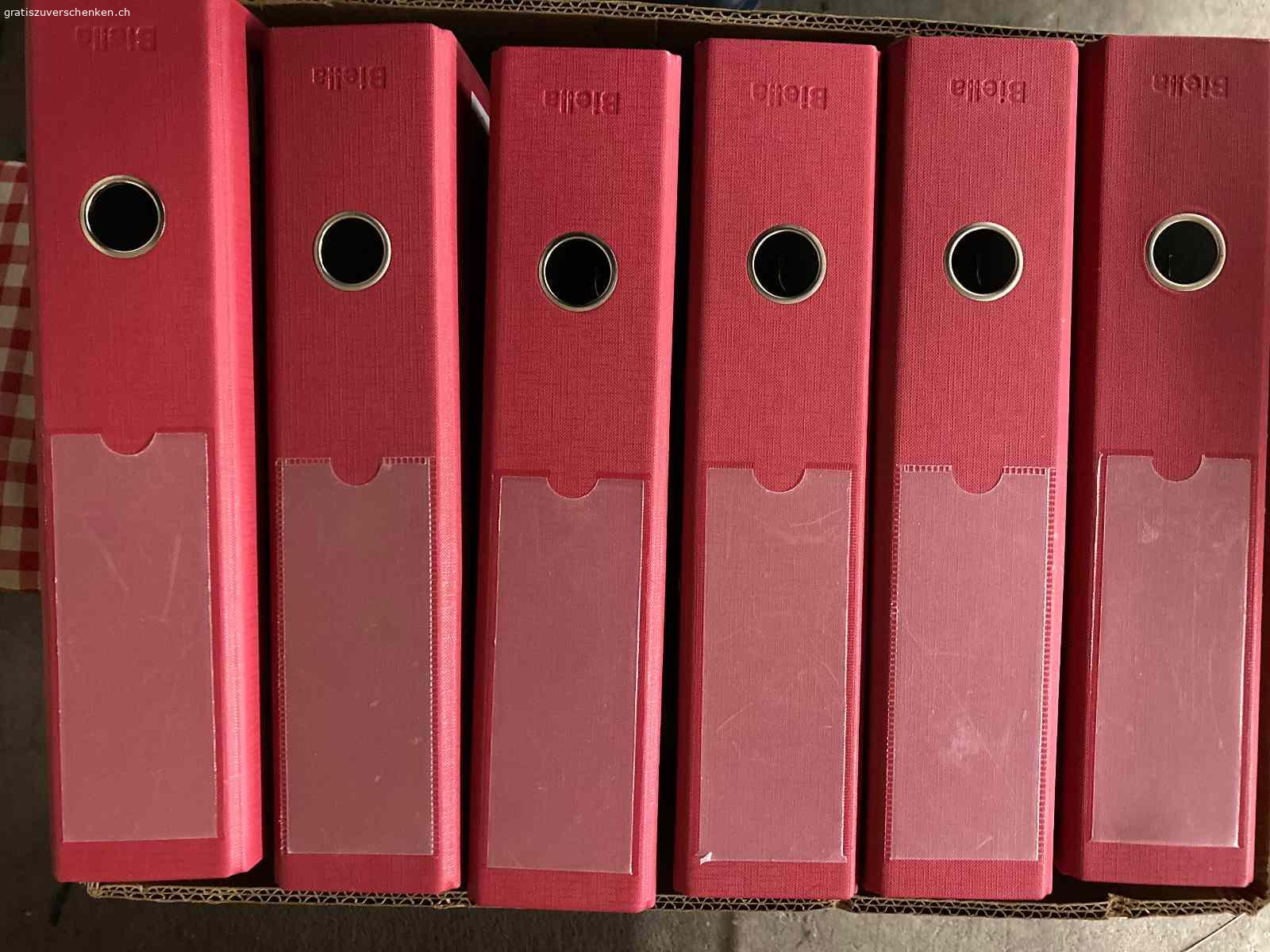 Circa 35 Ordner vor allem blau und rot - Haushalt - Gratis zu verschenken