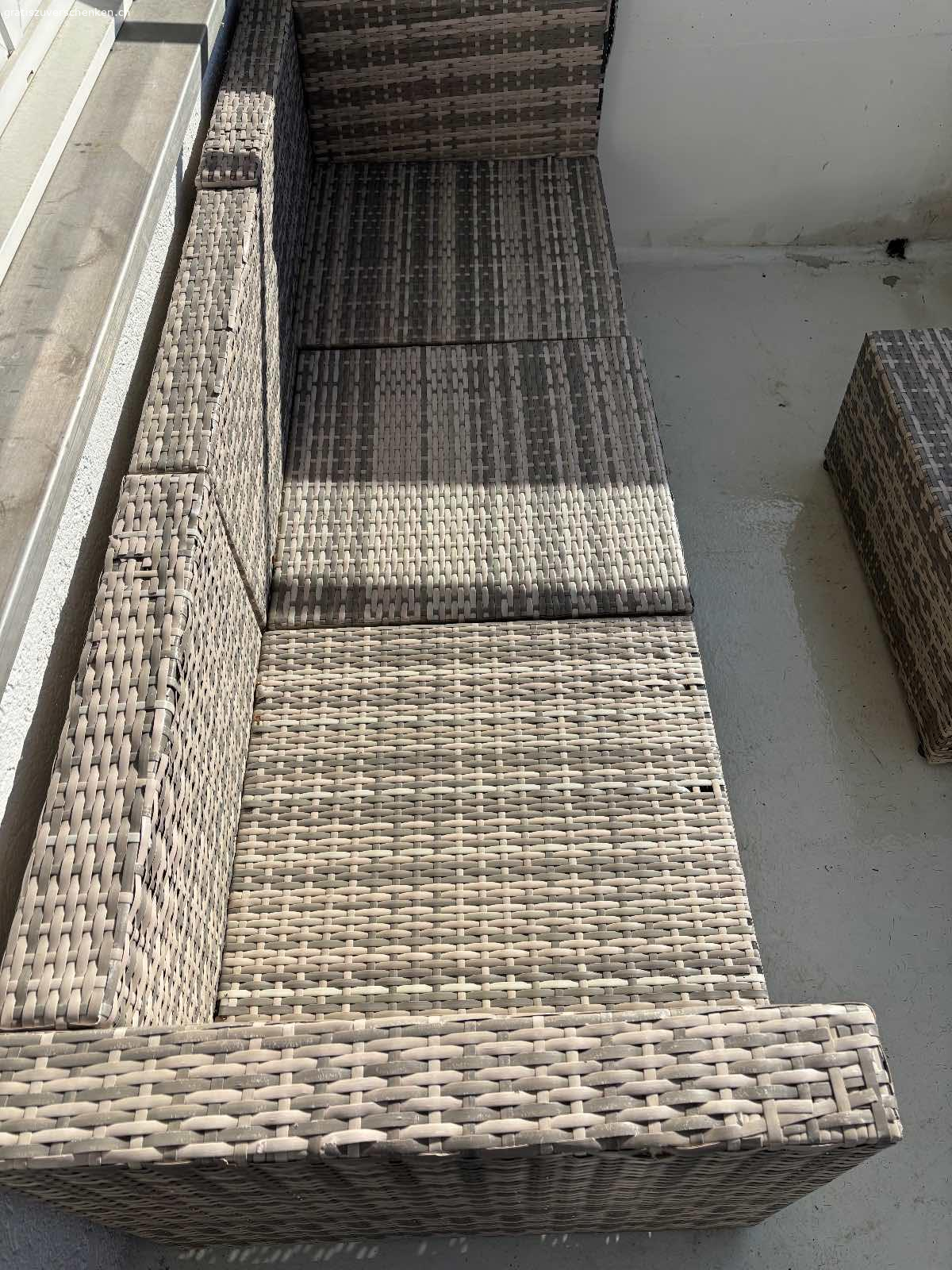 Rattan Lounge 3er & Sessel - Möbel - Gratis zu verschenken
