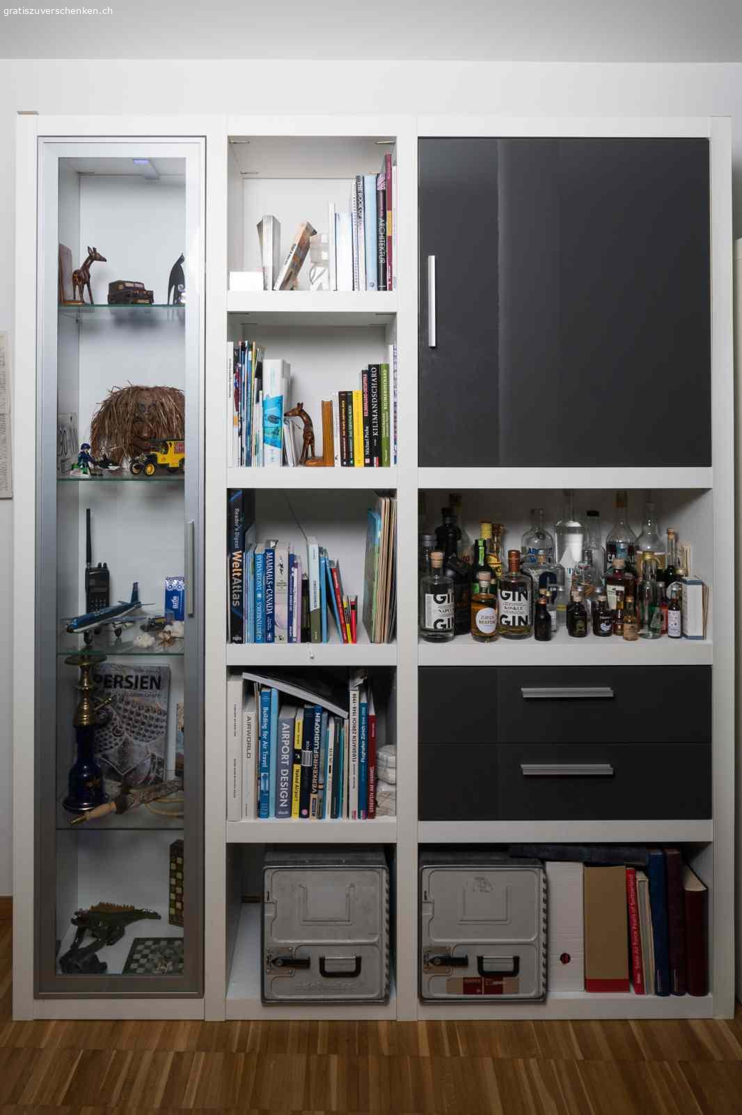 Wohnzimmer-Regal mit Vitrine - Möbel - Gratis zu verschenken
